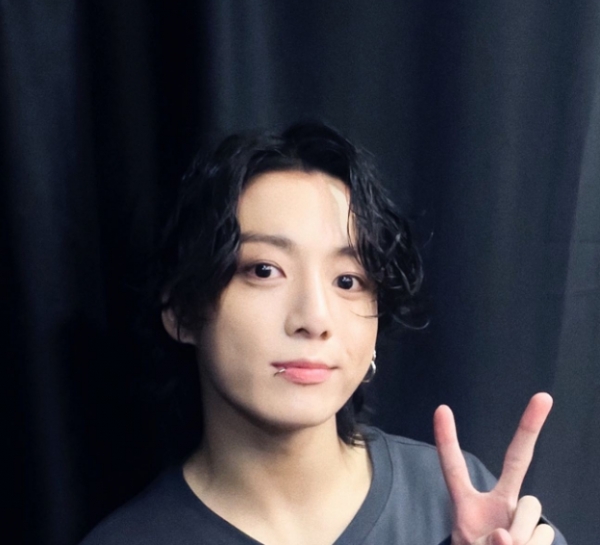 Bts 정국 썼던 모자 1000만원 판매글 올린 전 외교부 직원 횡령 혐의 검찰 송치 뉴스인사이드