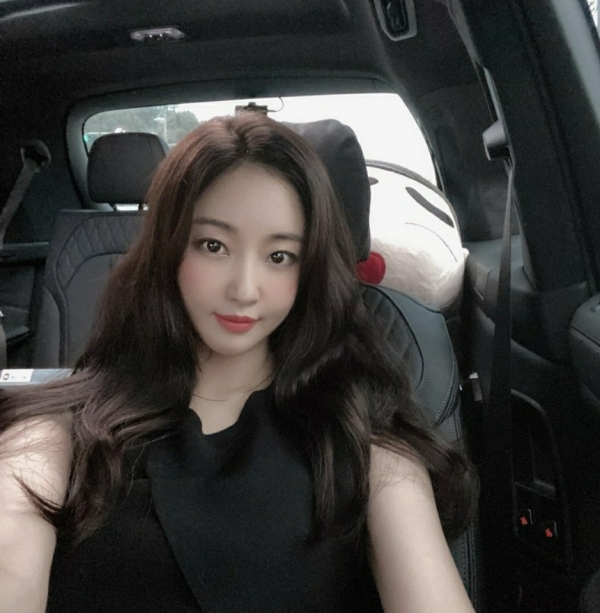 Sarang Kim, are you a person? Is it a doll? Show off your appearance ...